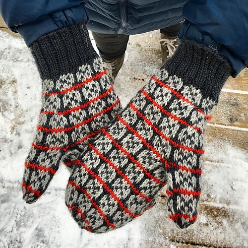 Ravelry: Fox and Geese Mittens pattern by Robin Hansen