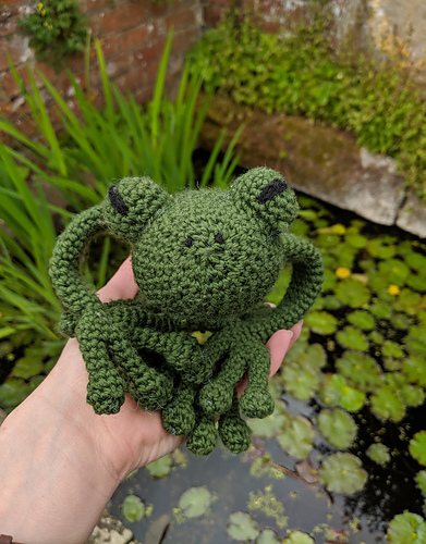 Ravelry: Robert the Frog pattern by Kerry Lord