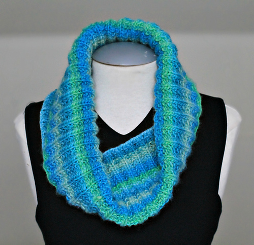 Ravelry: Squishy Ribbed Cowl pattern by Kate Lore Designs
