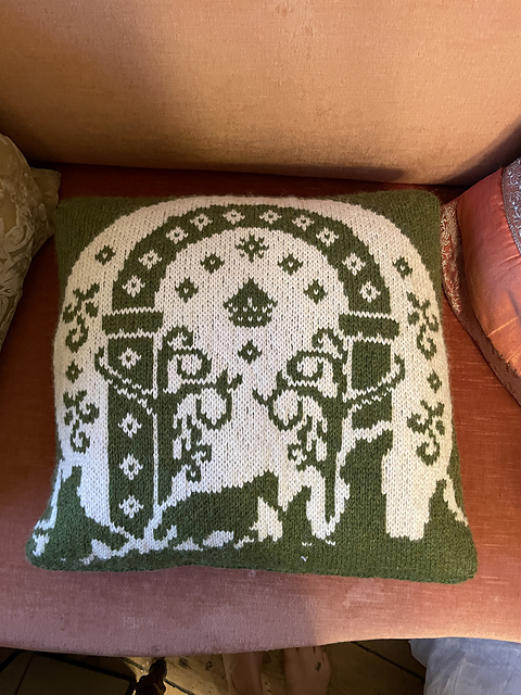 Ravelry: LOTR pillow pattern by knittinglotta