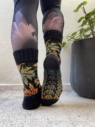 Ravelry: Maple leaf socks pattern by knittinglotta