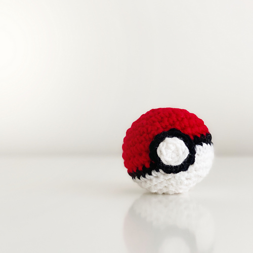 Ravelry: Pokemon Pokeball pattern by Michael Hon
