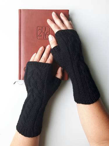 Ravelry: Flowing cables gloves pattern by Kristina Tyla