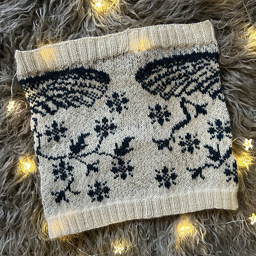 Ravelry: Reversible Owl Cowl pattern by Cathy Dobson
