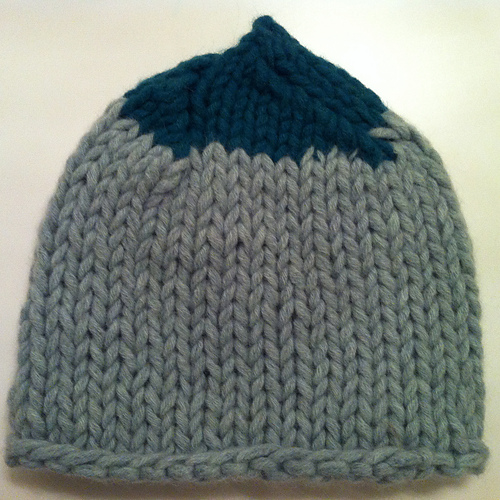 Ravelry: Cappello bicolor in Feltro pattern by Lanecardate Hand Knitting