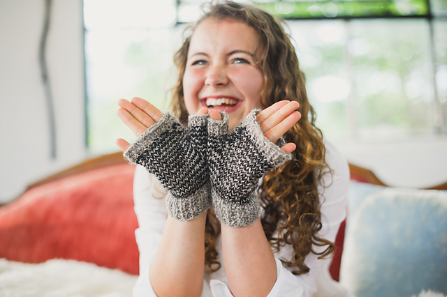 Ravelry: JoAnn Mitts pattern by Leslie Rueff