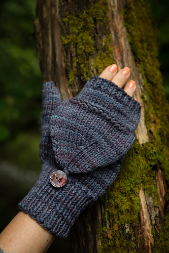 Ravelry: Flip-Top Mittens pattern by Laura Nelkin