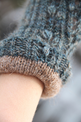 Ravelry: Baba's Mittens pattern by Laura Nelkin