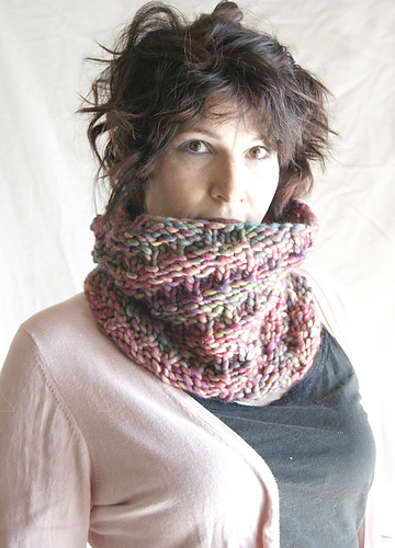 Ravelry: Round and Round Cowl pattern by Lavish Craft