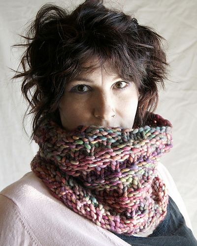 Ravelry: Round and Round Cowl pattern by Lavish Craft