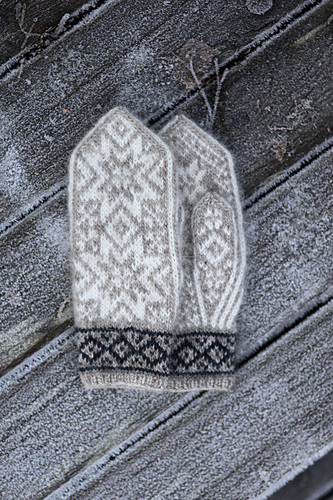 Ravelry: Emma's Ice Flower Mittens pattern by Runningyarn