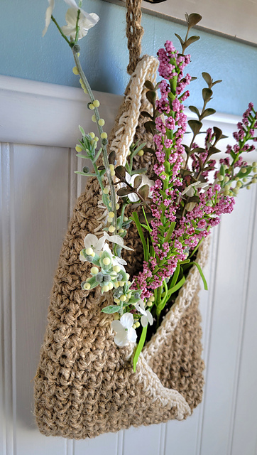 Ravelry: Cute Jute Hanging Basket pattern by Leah Arthur