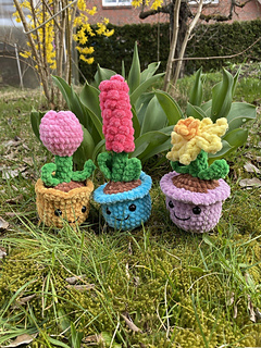 Ravelry: Poted Spring Flower pattern by Lea