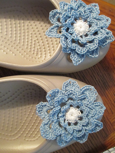 Ravelry: 9 Petal Flower pattern by Leslie Holm