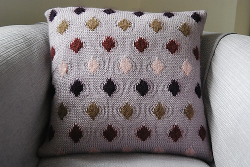 Ravelry: Diamond Cushion pattern by Debbie Bliss