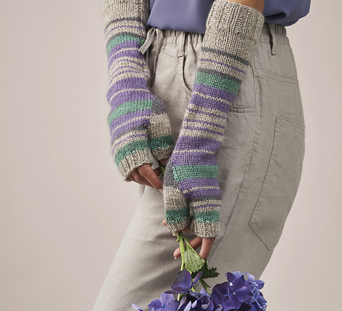 Ravelry: Field Gloves pattern by Dee Hardwicke