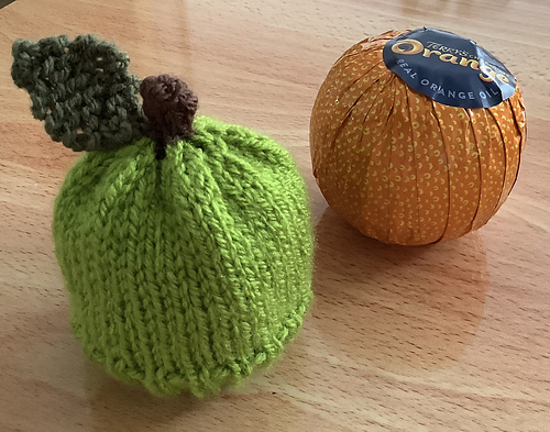 Ravelry: Apple Cosy / Chocolate Orange Cover pattern by marianna mel