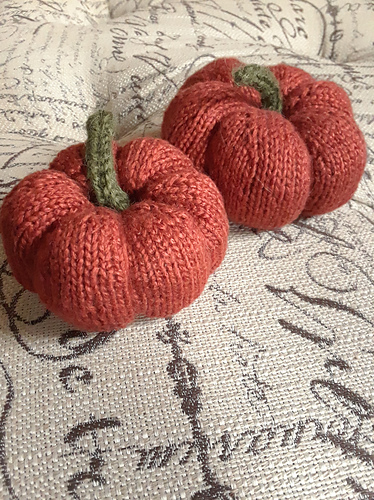Ravelry: Wee Pumpkins pattern by Susan Rainey