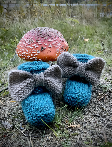 Ravelry: Bow Tie Booties pattern by Kathie Popadin
