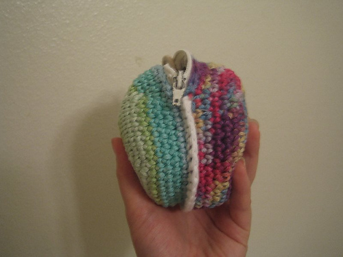 Ravelry: 24.hillomunkki- kukkaro pattern by Heidi Koskinen