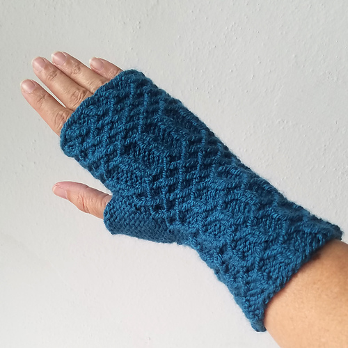 Ravelry: Maille Fingerless Gloves pattern by Elizabeth Seidle