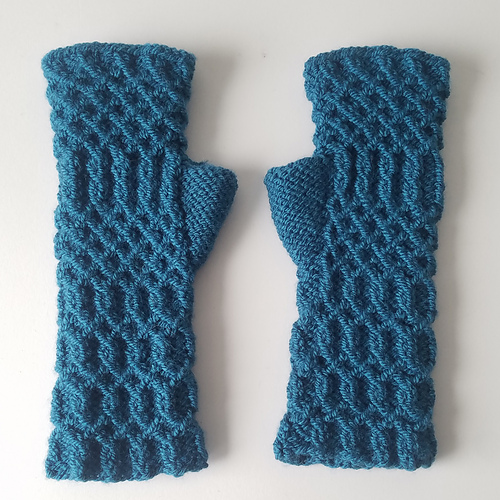Ravelry: Maille Fingerless Gloves pattern by Elizabeth Seidle