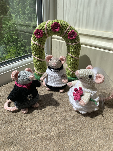 Ravelry: Wedding Mice pattern by Laura Sutcliffe