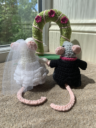 Ravelry: Wedding Mice pattern by Laura Sutcliffe