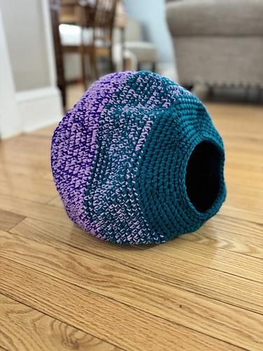 Ravelry: Cat pod/cave pattern by Laurie Morrell