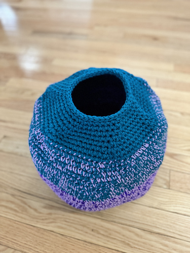 Ravelry: Cat pod/cave pattern by Laurie Morrell