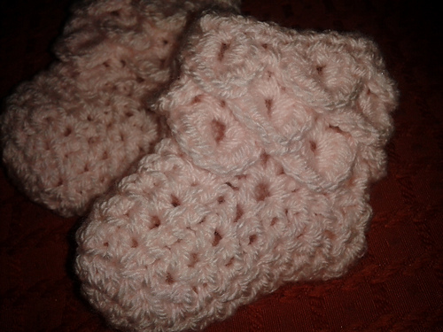 Ravelry: Crocodile Stitch Baby Booties pattern by Laura Tegg