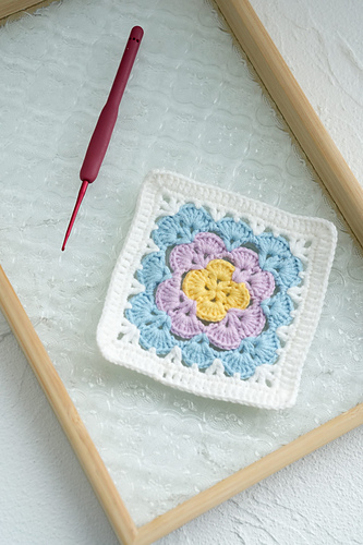 Ravelry: Crochet Shell Stitch Granny Square pattern by Loopara Crochet