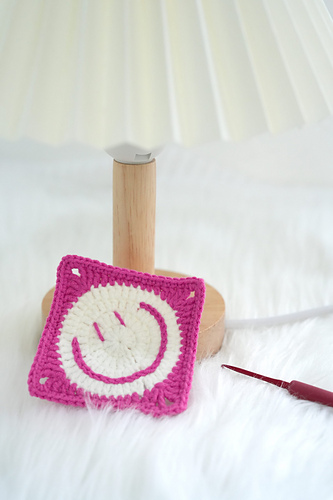 Ravelry: Crochet Smiley Face Granny Square pattern by Loopara Crochet