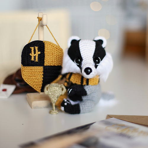 Ravelry: Badger Hufflepuff mascot pattern by Angelina Taranina