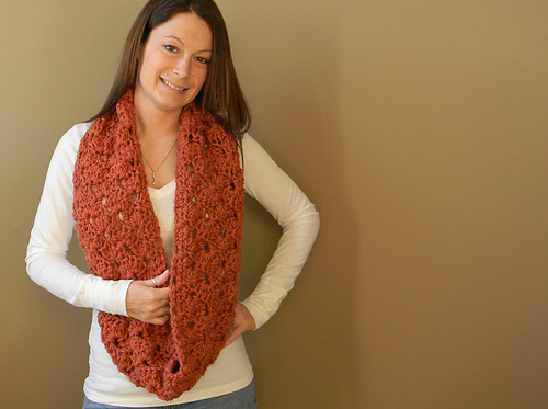 Ravelry: Zoe Cowl pattern by Theresa Boyce
