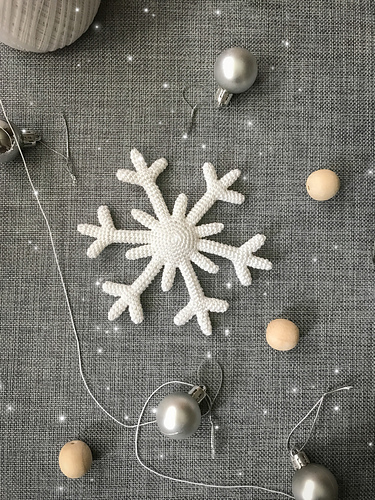 Ravelry: Delicate snowflake ornament pattern by Ljuda Lisnizkaja