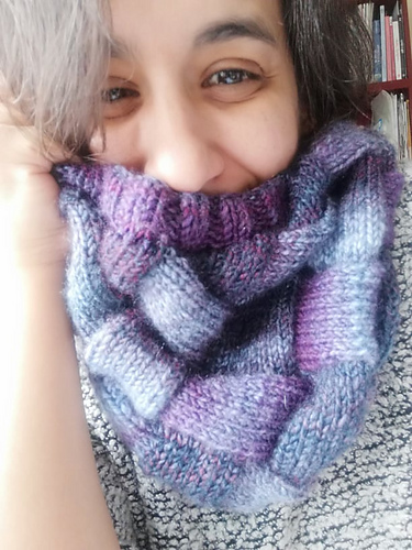 Ravelry: Entrelaçados Cowl pattern by Lulexa - Monica Cabral