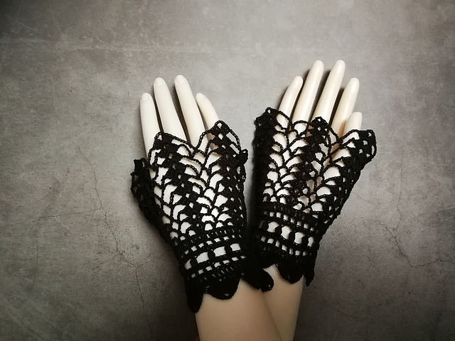 Ravelry: Gothic wrist cuffs pattern by Kristina Tamulevičiūtė