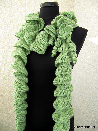 Ravelry: Crochet Ruffle Scarf pattern by Milimagfa