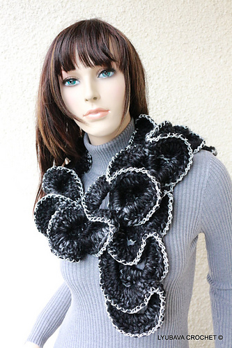 Ravelry: Chunky Ruffle Unique Scarf pattern by Milimagfa