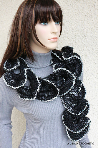 Ravelry: Chunky Ruffle Unique Scarf pattern by Milimagfa