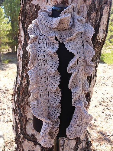 Ravelry: Chunky Ruffle Scarf "Troodos" pattern by Milimagfa
