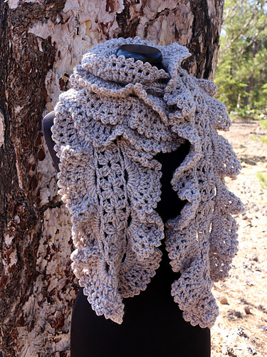 Ravelry: Chunky Ruffle Scarf "Troodos" pattern by Milimagfa