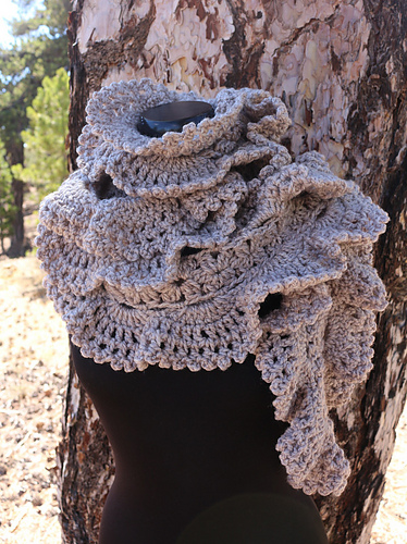 Ravelry: Chunky Ruffle Scarf "Troodos" pattern by Milimagfa