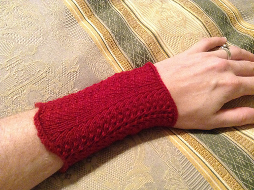 Ravelry: Muffatees (feather pattern) pattern by Miss Watts