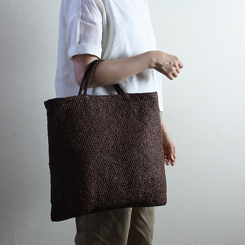 Ravelry: ペーパーヤーンサック キット paper yarn sack KIT pattern by MOORIT(Cahoots)