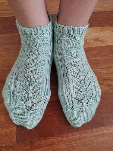 Ravelry: Lily socks pattern by Sophie Vuong