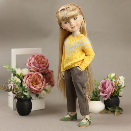 Ravelry: V-neck sweater for RRFF doll pattern by Polina Vegner