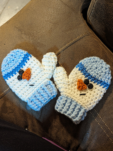 Ravelry: Snowman Mittens pattern by Erangi Udeshika
