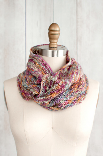 Ravelry: Escama del Dragon Cowl pattern by Fairmount Fibers Design Team
